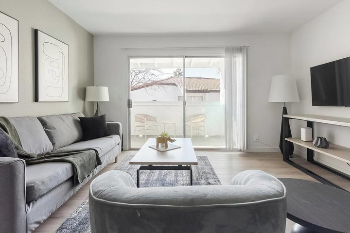 Landing | Stylish 2bd, Courtyard - Henderson, NV