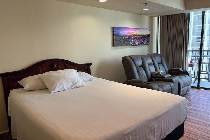 Stay Steps From The Sand In This Private Studio At The Imperial Resort. Walk To Shops, Dining & Nightlife. Rooftop Pool, Hot Tub, Gym, And Kitchen Included! - Honolulu, HI