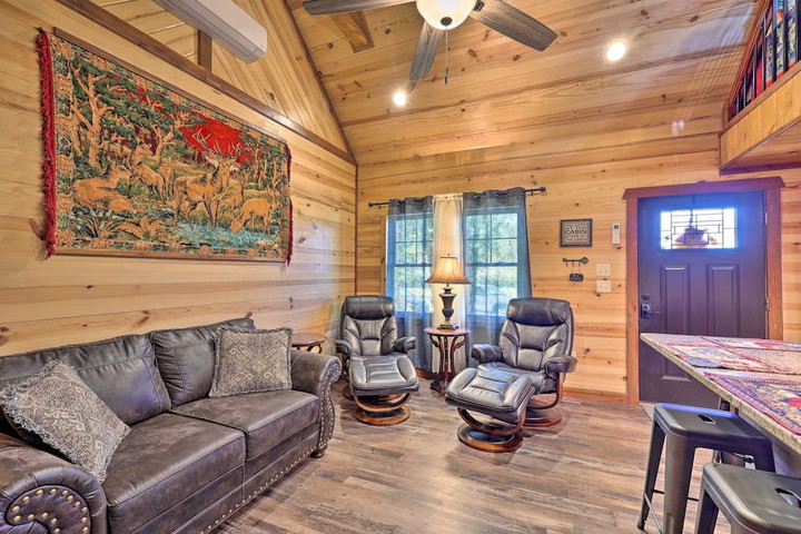 Secluded & Peaceful: 'Tree Top Cabin' W/ Loft - Hot Springs, AR