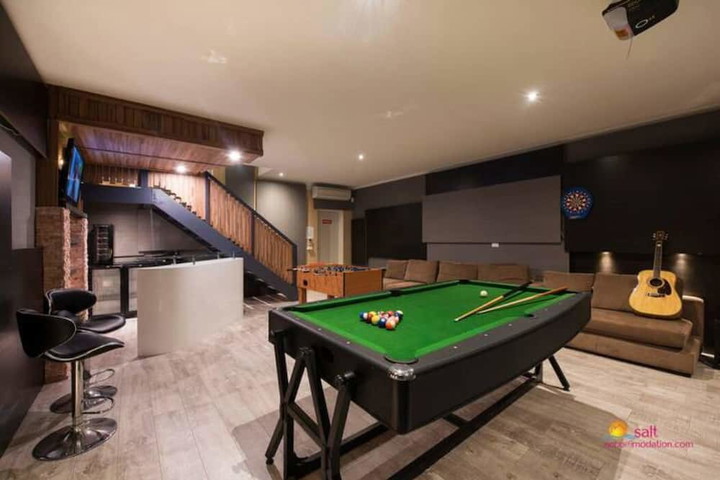 Tri Level House With 5 Bdrms, Game Room, Balcony With Valley View & Deck. - Rye