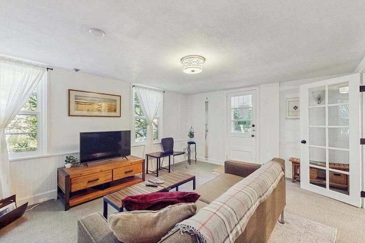 Quiet, Walkable 2br With Pool, Gardens & 2 Patios - West Linn, OR