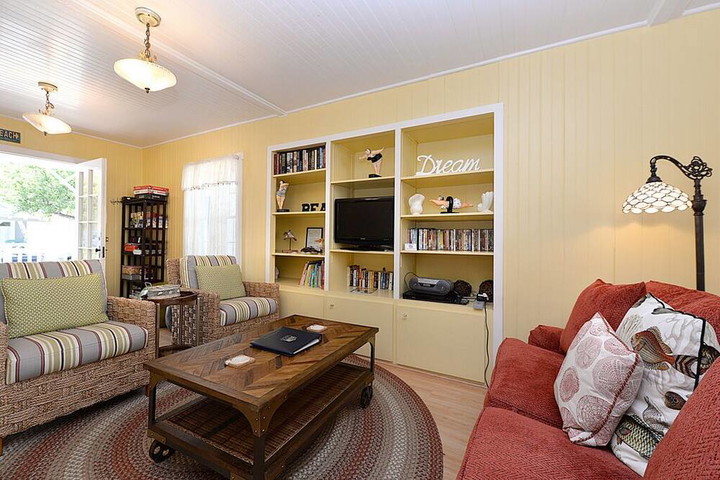 330s: Charming Catalina Cottage, Large Porch, 2.5 Blocks To Beach - 330 Sumner A - Santa Catalina Island, CA