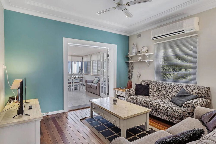 Oscar's Beach House, 14 Tomaree Rd - Pet Friendly, Air Con, Wi-fi, Linen - Shoal Bay