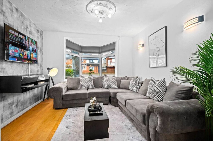 Modern 3 Bedroom House - Parking  - Garden - Birmingham