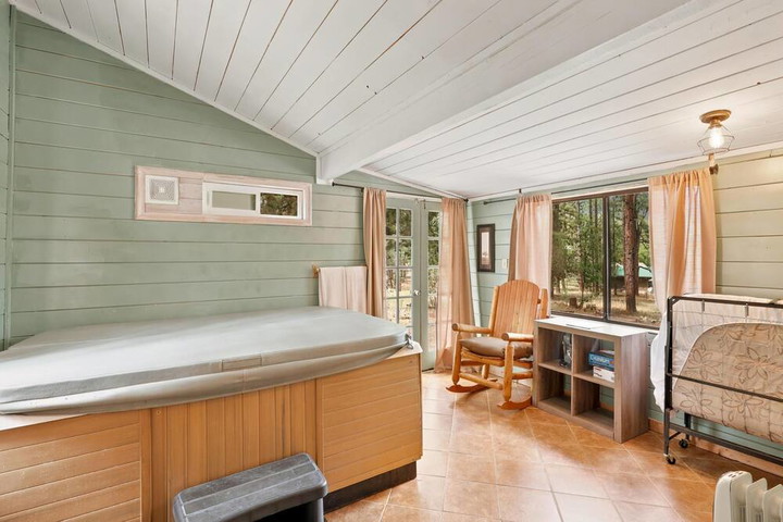 Newly Updated Bath! Indoor Fireplace & Jacuzzi Xtra Room W Kid Cot; Porch Swing - Christopher Creek, AZ