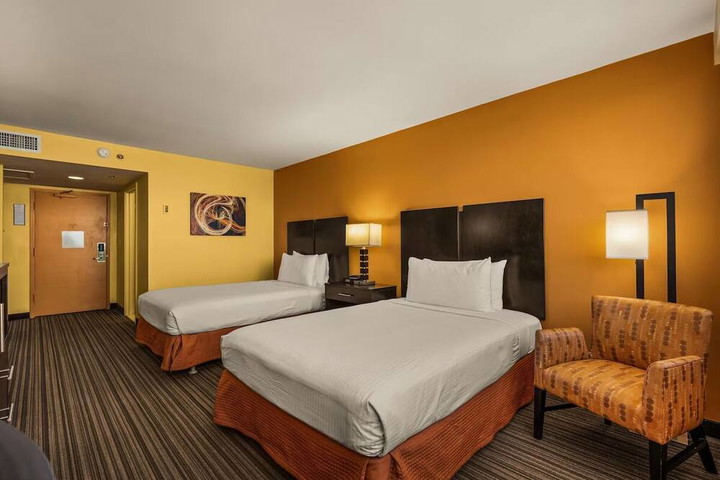 Best Western The Plaza | Standard Room 2 Double Beds | Swimming Pool - Waipahu, HI