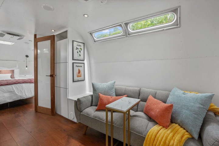 Luxury All-season Airstream, Heated, On-site Hiking, Private Hot Tub And Sauna - Ohio
