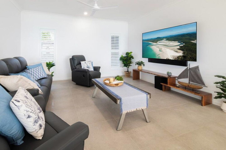 Relax In Style As You Overlook The Coral Sea And Whitsunday Islands Beyond - Airlie Beach