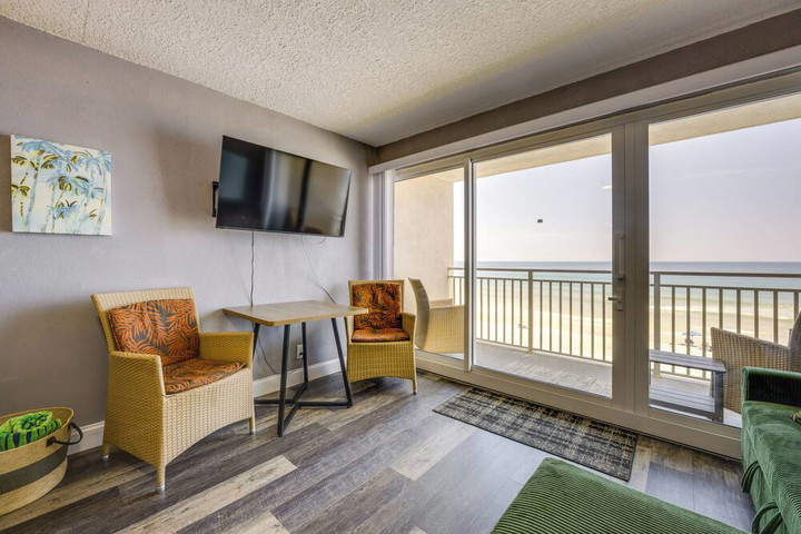 Oceanfront Gem - Walk To Daytona Beach Pier! - Daytona Beach, FL