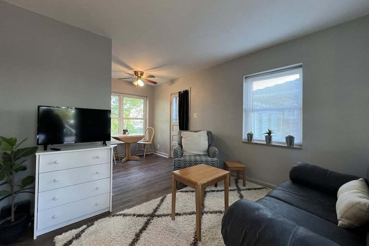 Deaconess Gateway 3 Miles, Quiet, Open, 1bdrm, Private Parking & More! - Evansville, IN