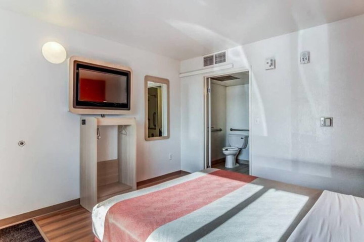 1 Queen Bed | Ada/ri Shower/non-smoking - Fort Collins, CO