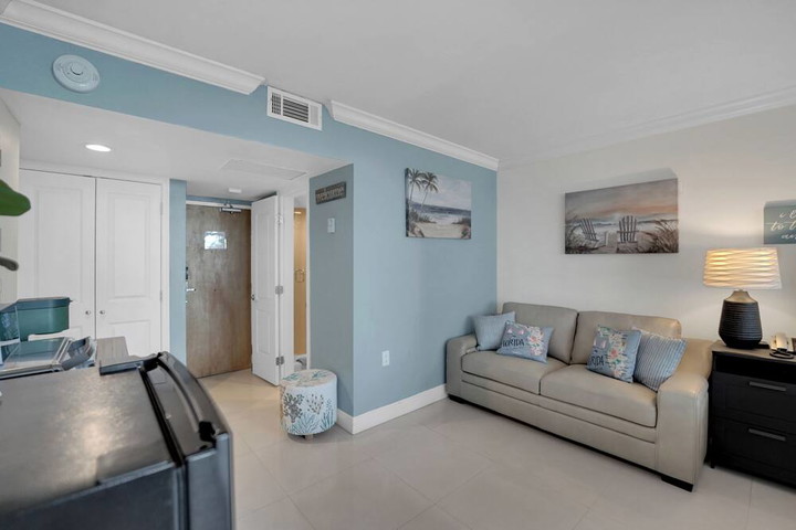 Lovely Beachfront Condo W/balcony Overlooking The Atlantic Ocean - Coral Springs