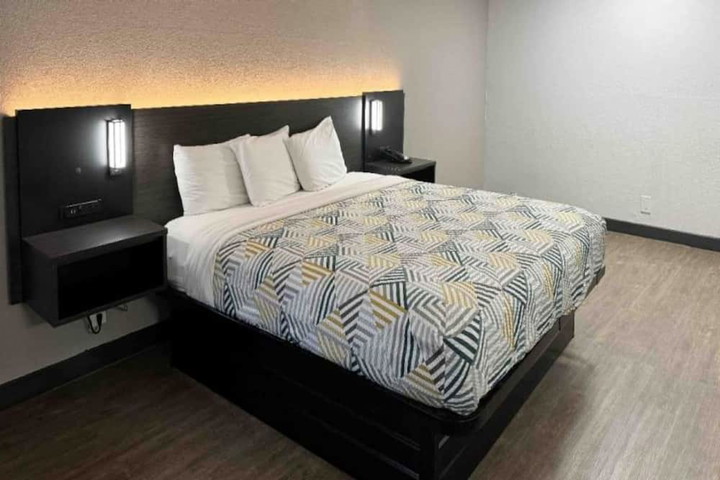 1 King Bed | Smoking, Micfridge - Huntsville, AL
