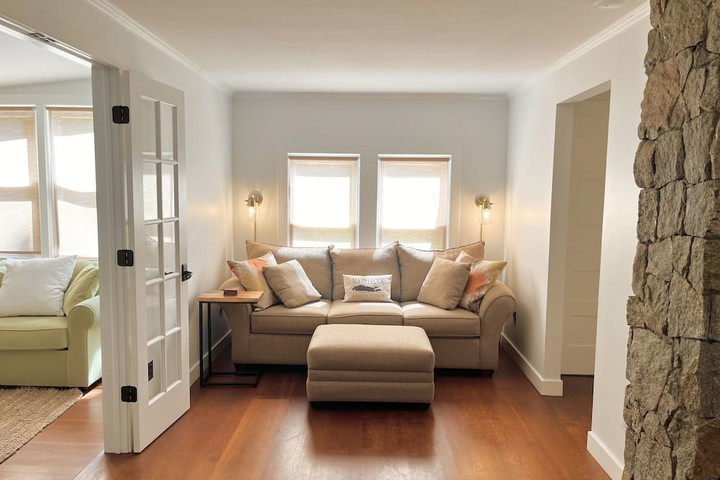 Walk To Love Lane! Immaculately Renovated Private Cottage. - Riverhead, NY