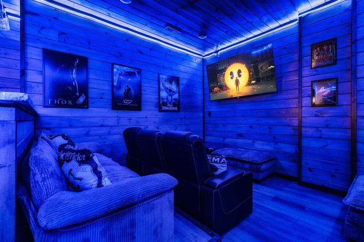 Cozy Mtn| Bbq+minigolf+pool+gmroom+firepit+theater - Pigeon Forge, TN