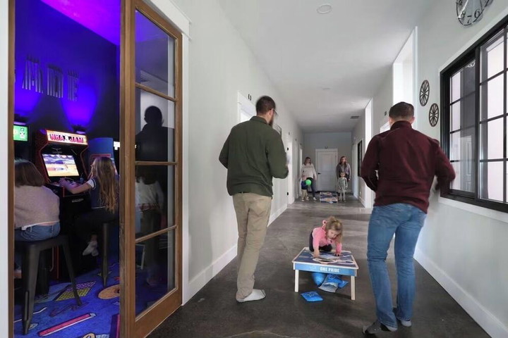 Barnapalooza! Indoor Glass Pool/slide, Wiffleball, Bball, Football, Sleeps 20-30 - Big Rapids, MI