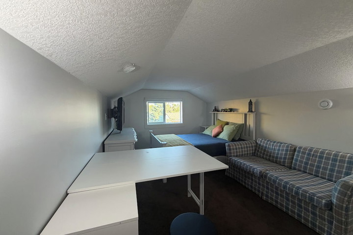 Cozy Private Loft In Central Cochrane  Walk To Parks, River & Downtown - Cochrane