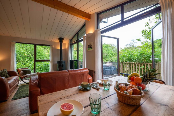 Rural Woodland Lodge With Log Fire & Sunny Deck - Kingsbridge