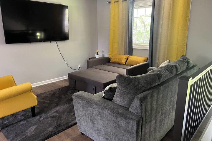 Cozy Home In Rockford Sleeps 8 - Rockford, IL