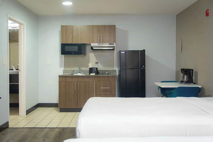 3 Well-located Units | 6 Miles To Ballpark Of The Palm Beaches | Free Parking - Palm Beach, FL