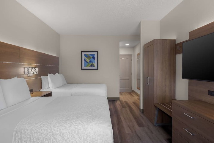 2 Queen Beds W/ Free Parking & Breakfast, Pool & Hot Tub | Myrtle Beach - 2.6 Mi - Conway, SC