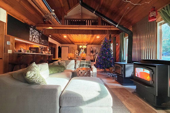 Ski Cabin W. Hot Tub, Sauna, Fireplaces Mins To Slopes, Pet-friendly, Sleep 10 - Skykomish, WA