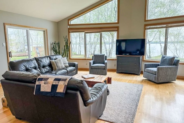 Lac Du Lakehouse -  Spacious 3bdrm, 2bath Waterfront Home On Wpg River In Ldb - Lac du Bonnet