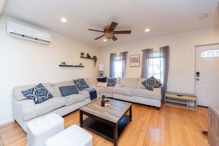 Cozy Boston Homestead : Sleeps 8, Pet Friendly - Framingham, MA