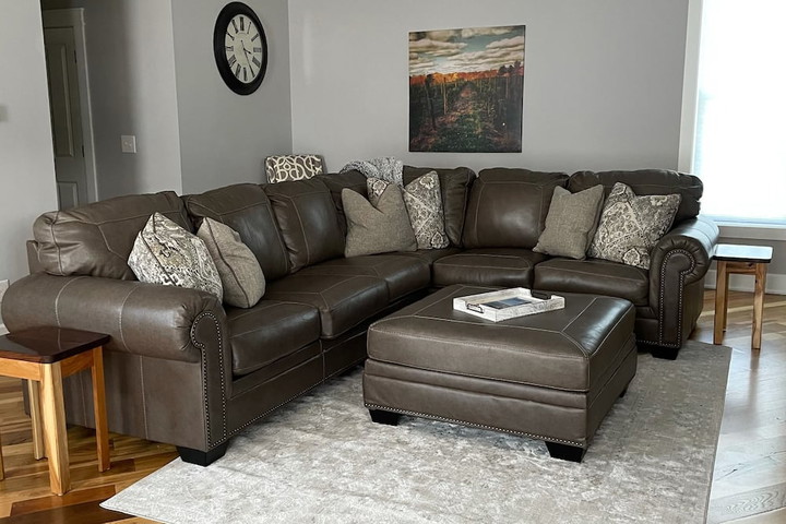 Large, Family Friendly, Historic Downtown Geneva. Lots Of Spaces For Gathering. - Geneva, OH
