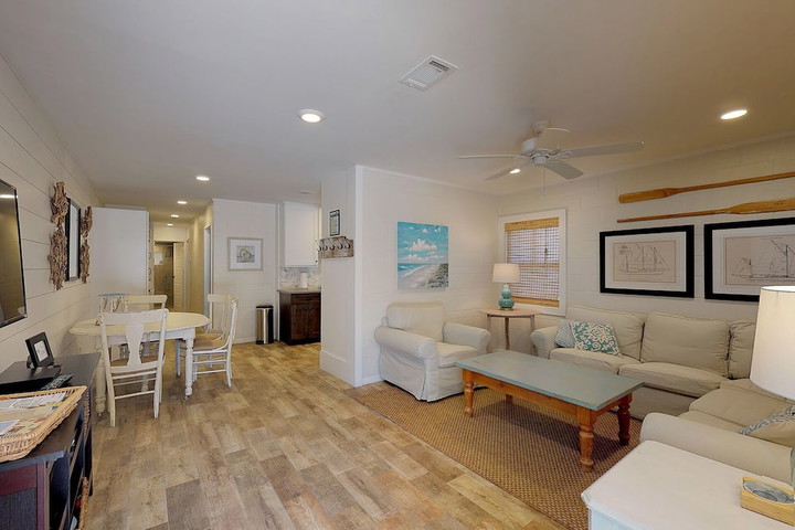 5 Minute Stroll To Beach!! Newly Renovated And Listed. Professionally Decorated - Brunswick, GA