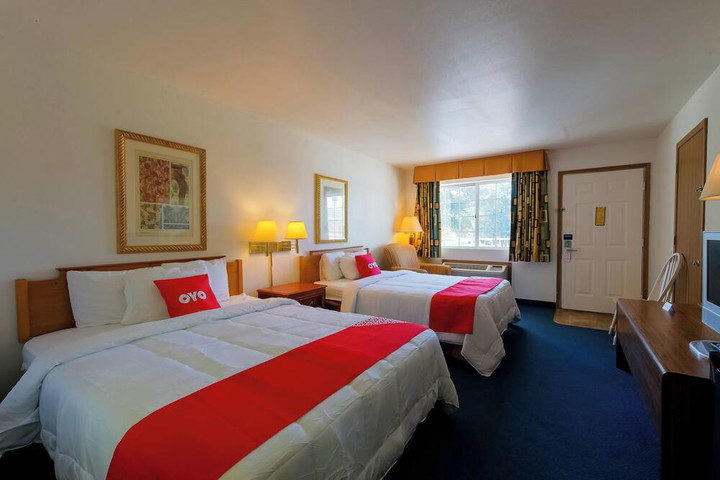 Relaxation Awaits In King Bed Room Near Eureka Springs' Scenic Locations - Beaver Lake, AR