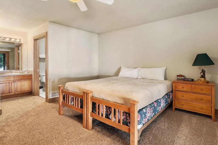 Bears Den Lodge At Camp Tanuga - 150 Acres On Manistee Lake - Kalkaska, Mi - Michigan