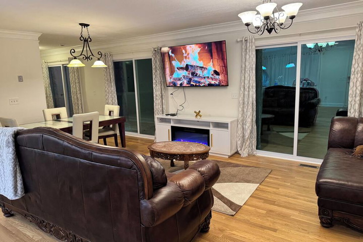 Lake Lanier Cozy 3br Retreat, Screened-in Deck + Dock Access - Sleeps 6 - Clermont, GA