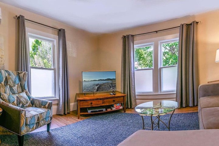 Spacious 2 Bedroom Historic Home With Two King Beds And Kitchenette. - Ashland, OR