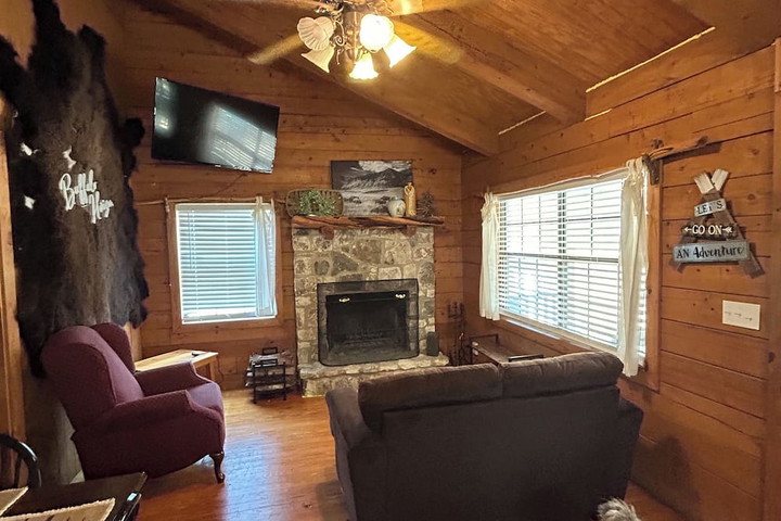 Cozy Log Cabin Called Buffalo Horizon. Sleeps 4. Close To Frio River - Concan, TX