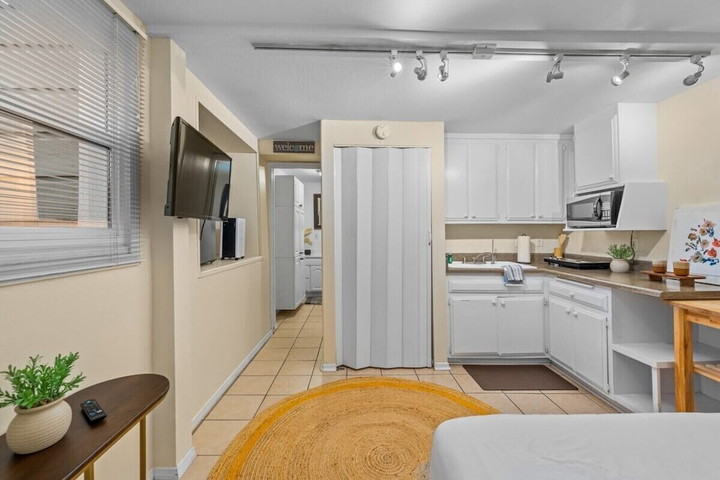Netflix, Stocked Kitchenette, Beach Gear - Ventura, CA