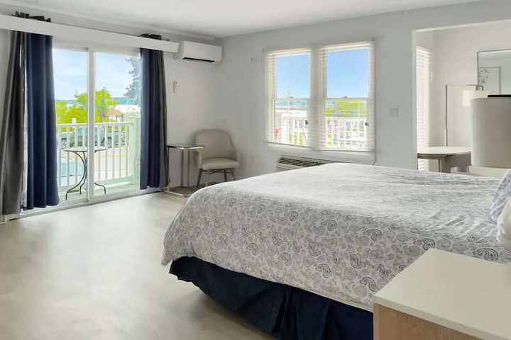 King + Sofa W/ Balcony + Free Breakfast & Parking - Rockland, ME