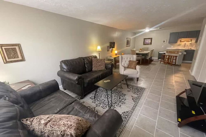 Charming 2br Townhome - Close To Fort Leonard Wood & Downtown Waynesville - Waynesville, MO