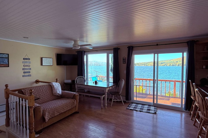 Enchanting 3-bedroom House On Lake Wallace. Near Vast Snowmobile Trails. - Vermont