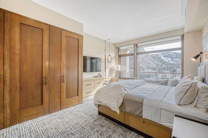 Charlie's Slopeside: Riverfront Resort/spa, Ski-in/out, Private Deck, Mountain Views, Remodeled #821 - Edwards, CO