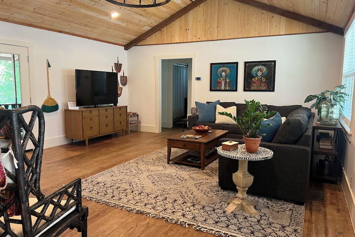 Completely Renovated 1930s Cottage On The Guadalupe River. Ideal Location! - New Braunfels, TX