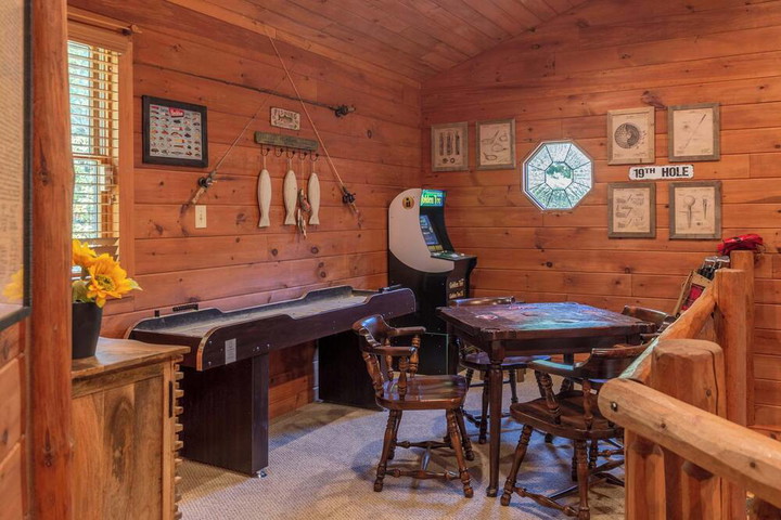 Fall On Torch Lake | Firepit, Game Loft, Sleeps 8 - Torch Lake, MI