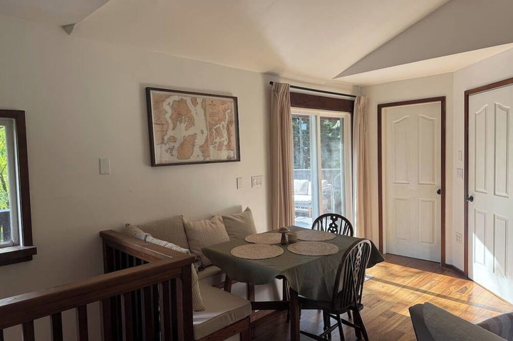The Yellow Door Cottage | Classic Bowen Charm - Bowen Island