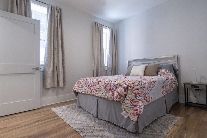 Spacious, Dwnt/otr Condo. Minutes Walk To The Reds/bengals Stadiums & More!! - Covington, KY