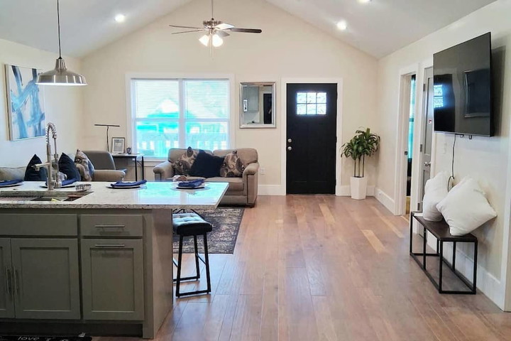 Less Than 5 Minutes To Downtown Tulsa, Upstairs Spacious Apartment - Tulsa, OK