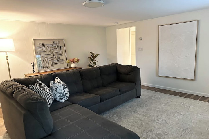 Spacious 3-bedroom Apt Near The Utica Memorial Auditorium 2nd Floor Non-smoking - Utica, NY