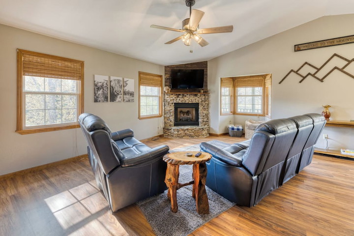 Smoky Mountain Bliss - Waterfront, Hot Tub, Game Room, Fire Pit, & Near Casino - Murphy, NC