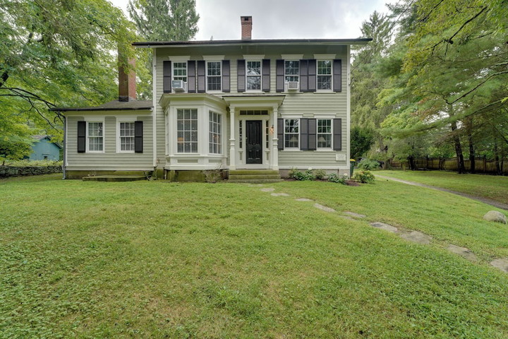 Spacious Family Home In Weston: Yard + Patio - Norwalk, CT
