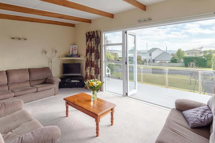 Lakeside Delight With Mountain Views - Taupō