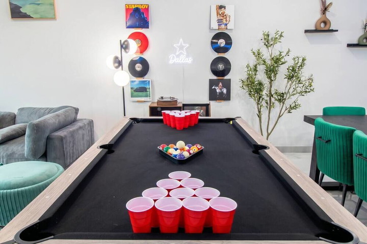 City View + Outdoor Projector With Firepit+pooltbl+golf+dart+golf+grill+sleeps16 - Dallas, TX